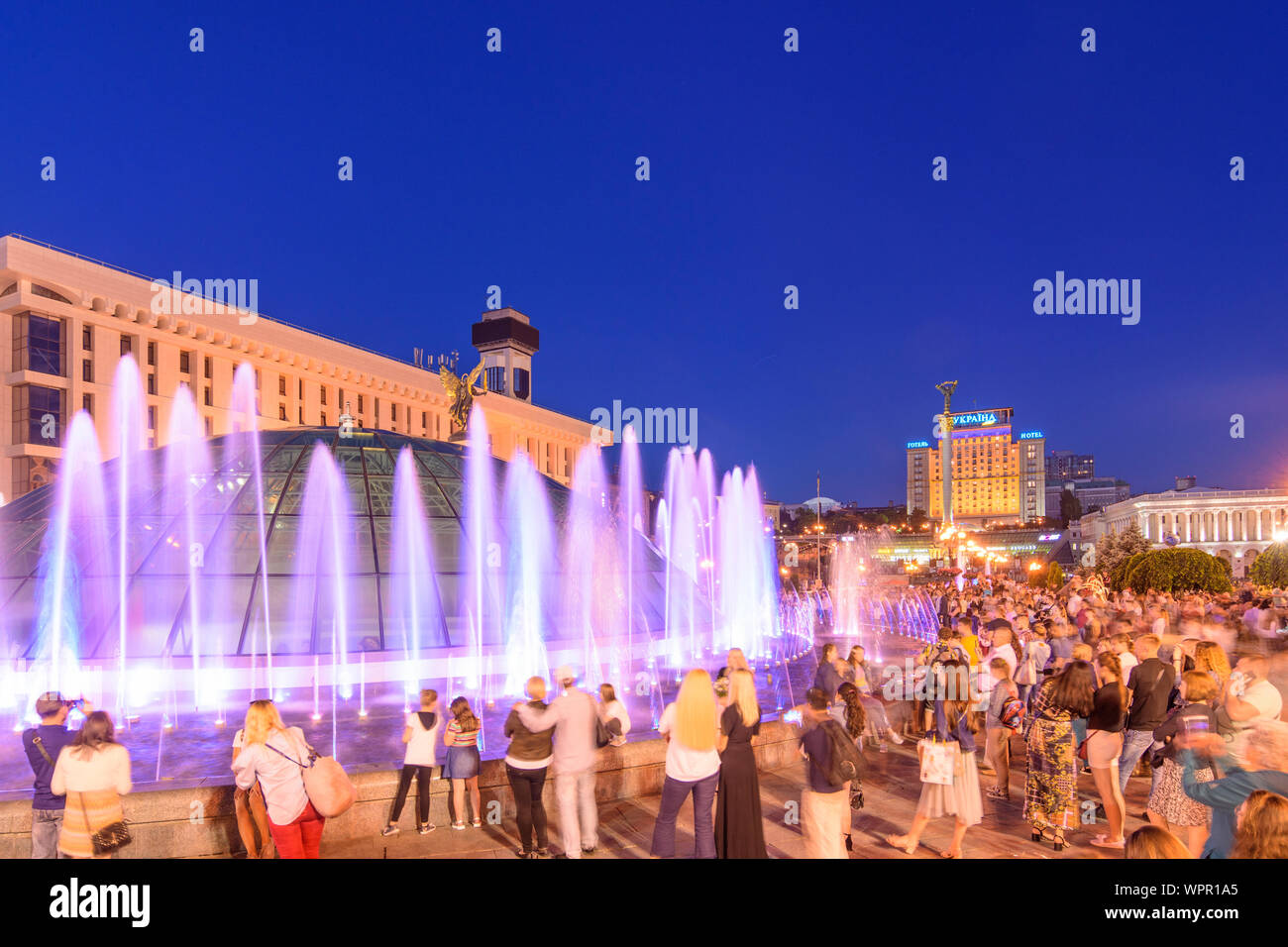 Kiev, Kyiv: Maidan Nezalezhnosti (Independence Square), nightly ...