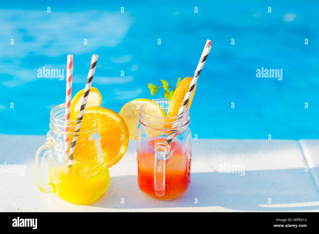 Cocktails by the pool hi-res stock photography and images - Alamy