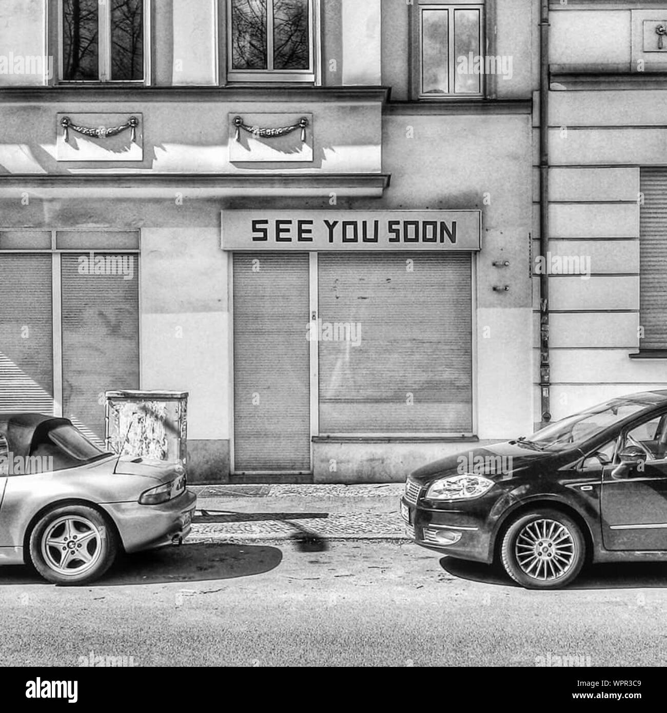 Cars stores hi-res stock photography and images - Alamy