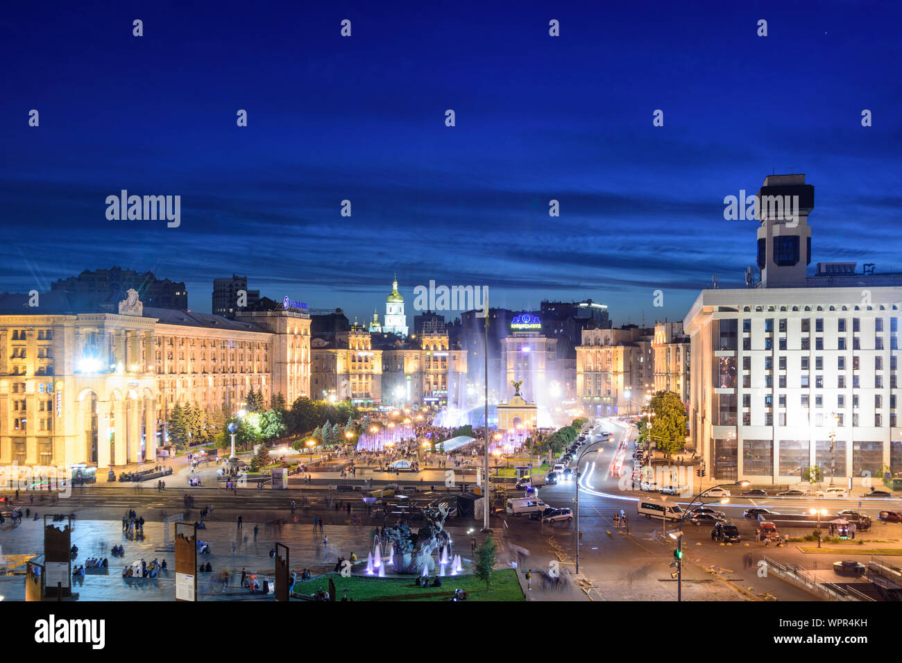 Kiev, Kyiv: Maidan Nezalezhnosti (Independence Square), fountain, view ...
