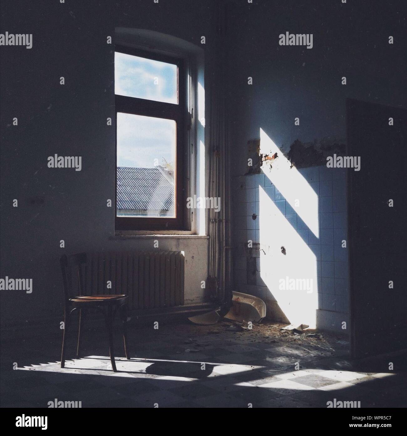 Sunlight through window on wall hi-res stock photography and images - Alamy