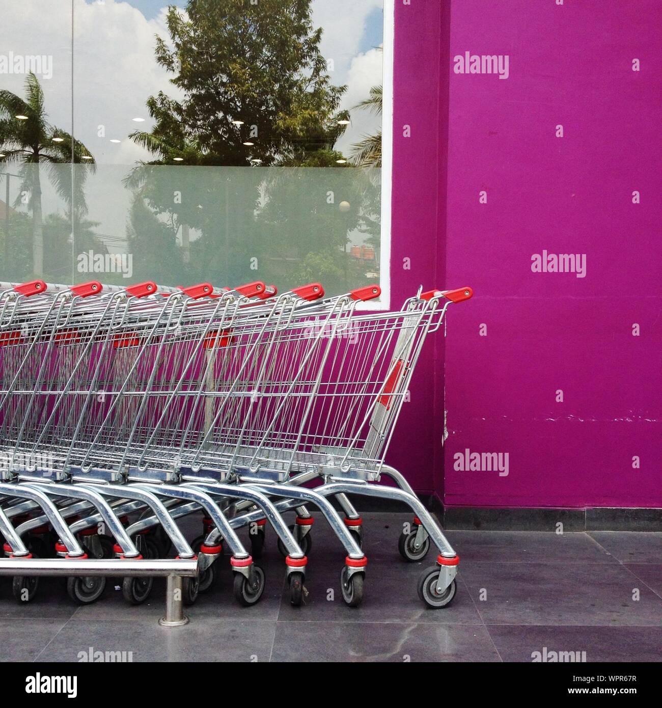 Supermarket Carts Outdoors High Resolution Stock Photography and Images ...
