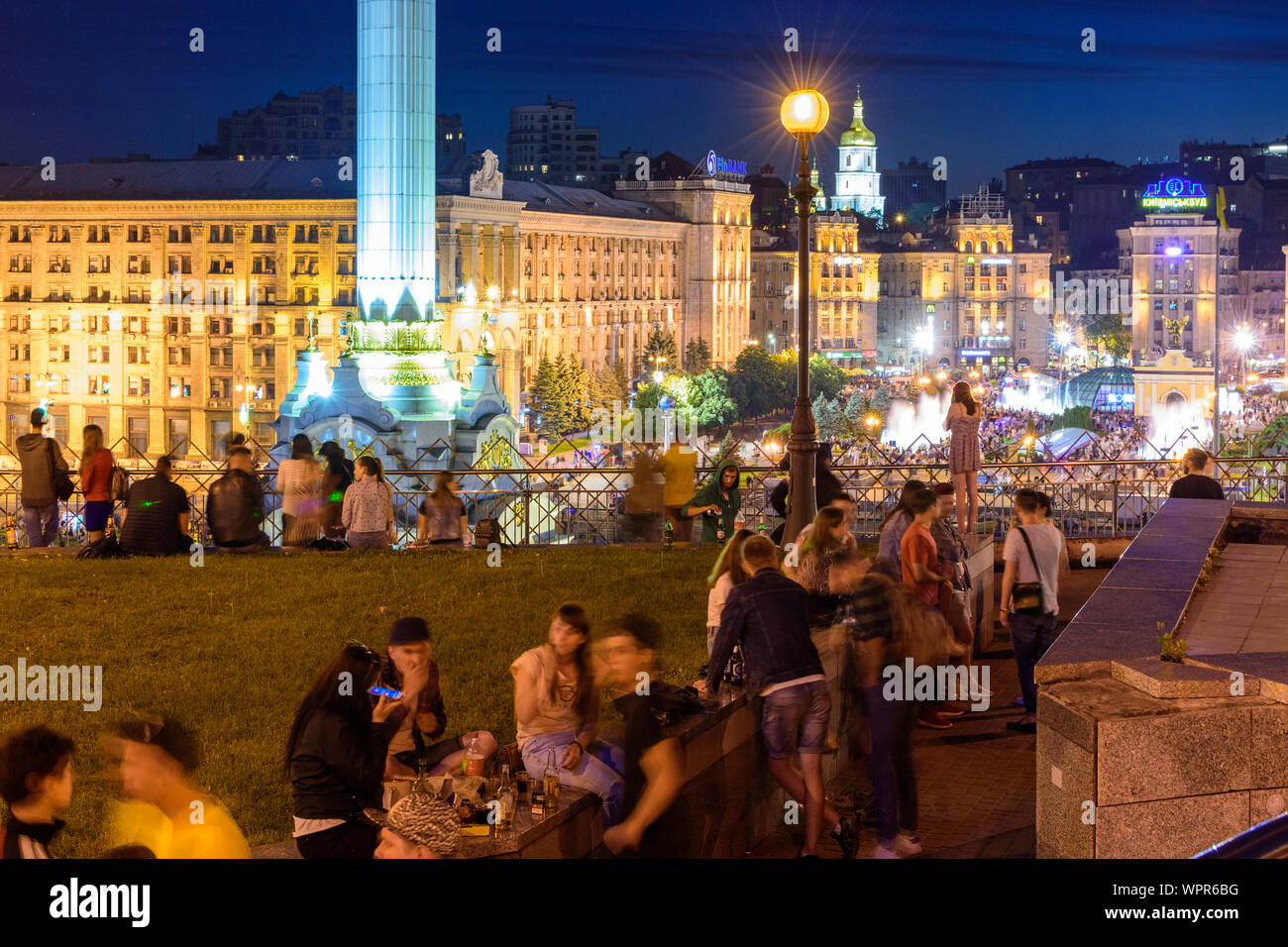 Kiev, Kyiv: Maidan Nezalezhnosti (Independence Square), nightly ...