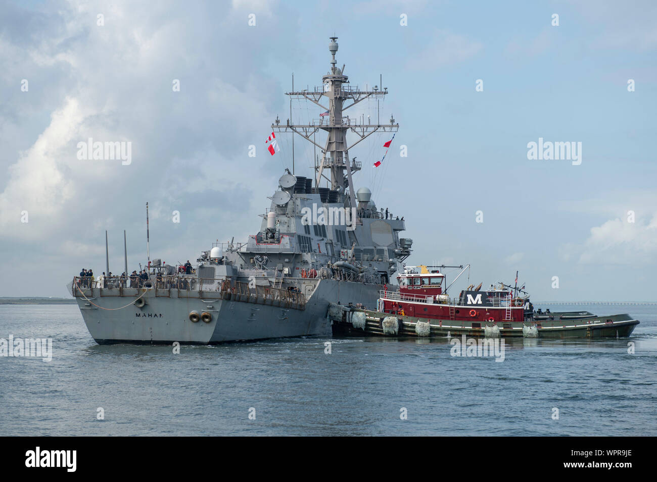 Arleigh burke class destroyer uss mahan ddg 72 hi-res stock photography ...