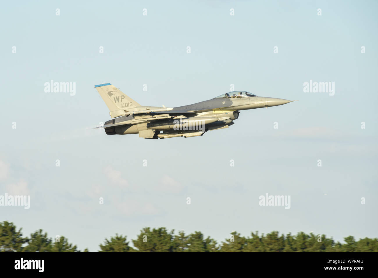 A U.S. Air Force F-16 Fighting Falcon from the 35th Fighter Squadron ...