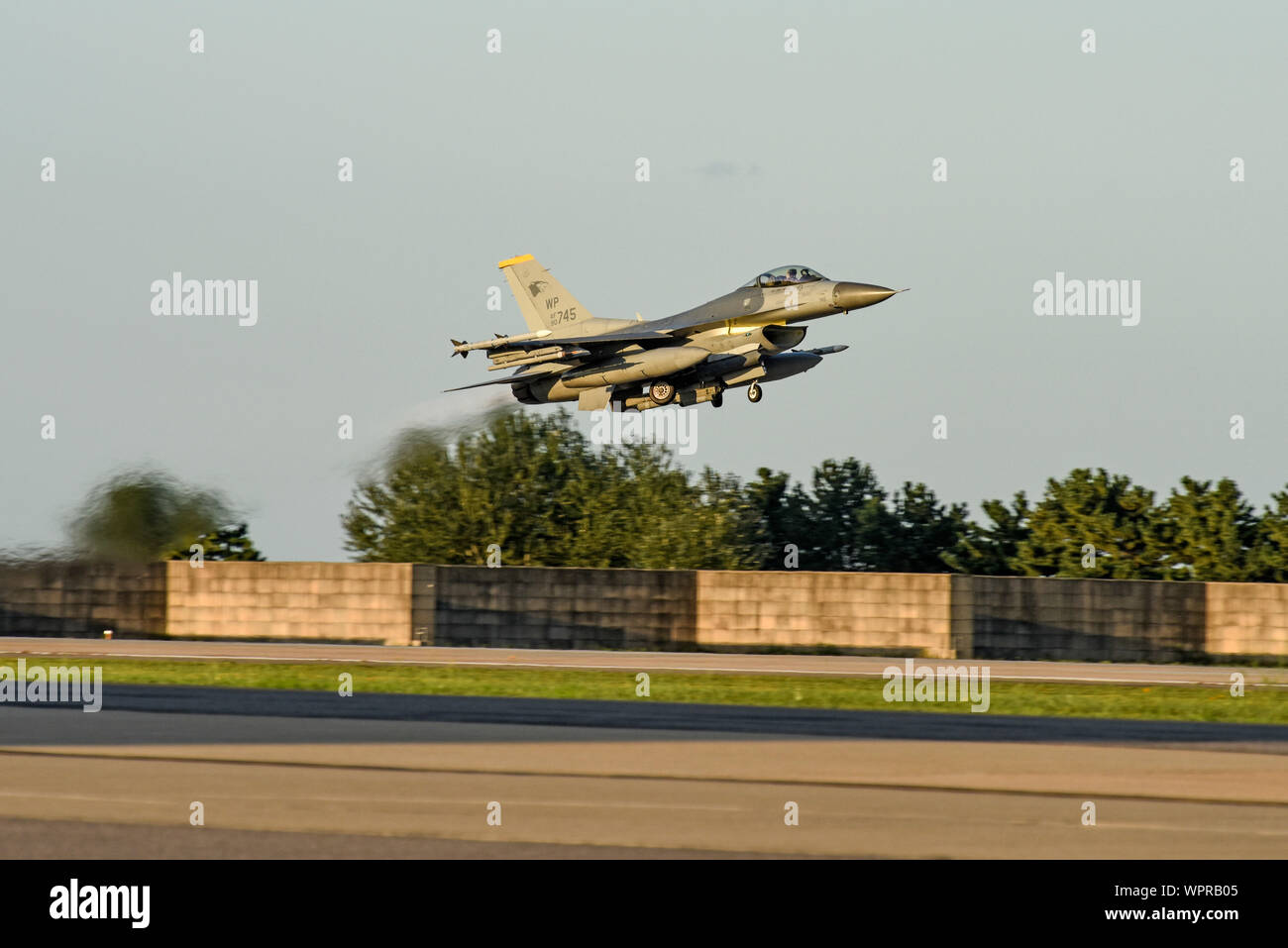 A U.S. Air Force F-16 Fighting Falcon from the 80th Fighter Squadron ...