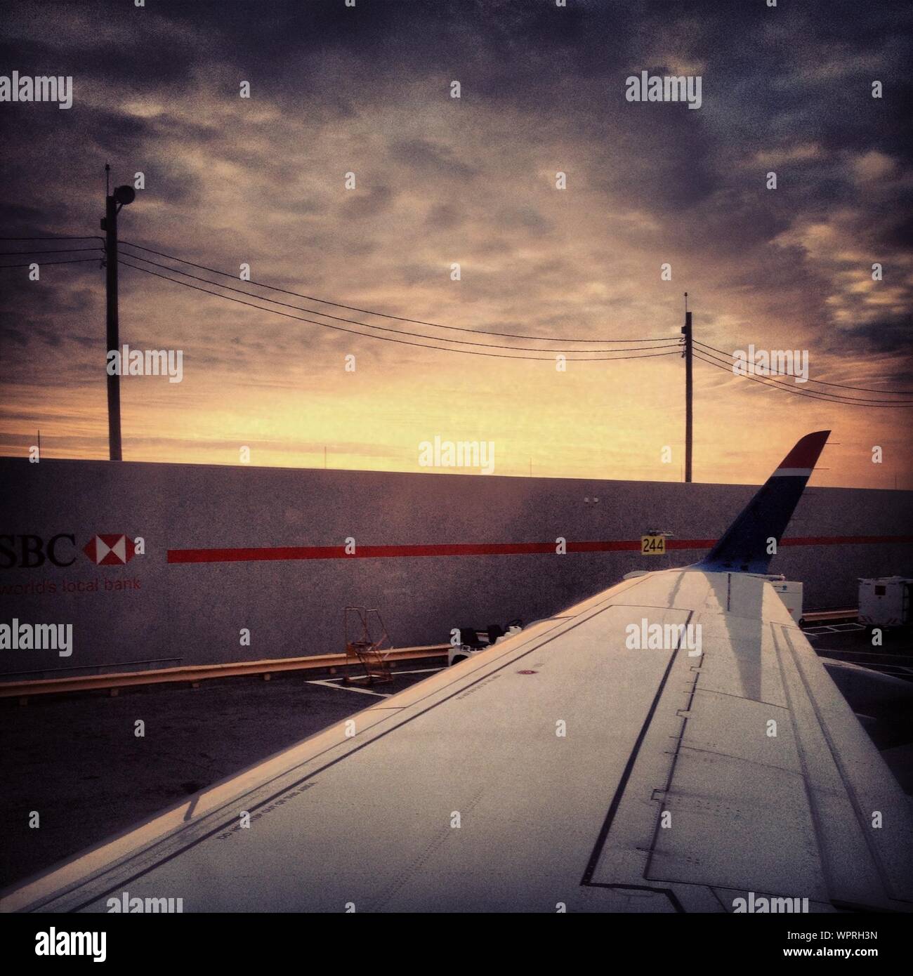 Sunset airplane wing hi-res stock photography and images - Alamy