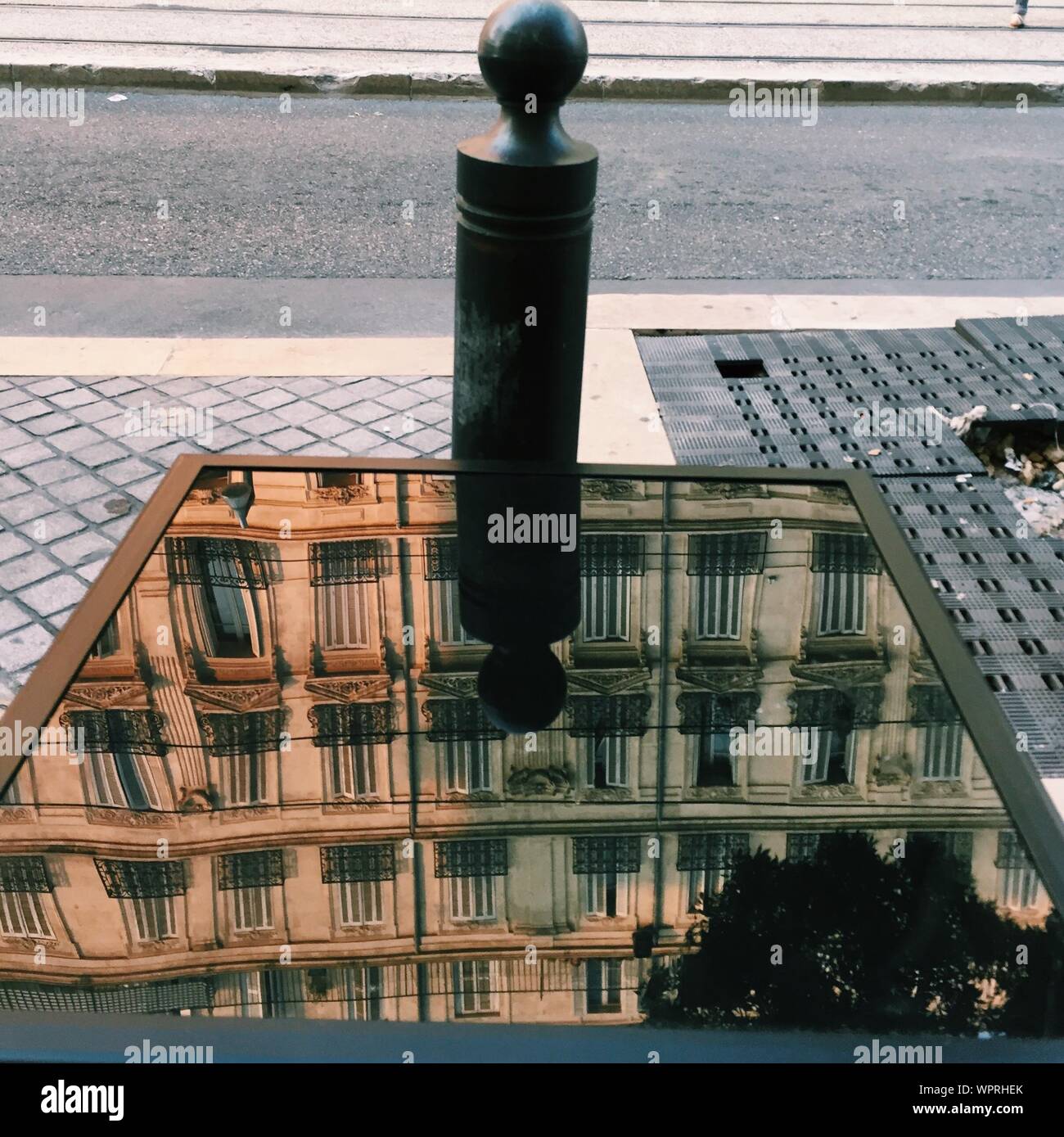 Building falling hi-res stock photography and images - Alamy