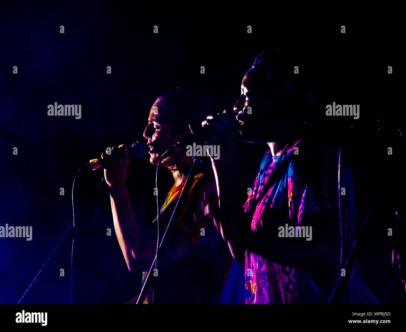 Singing on stage hi-res stock photography and images - Alamy