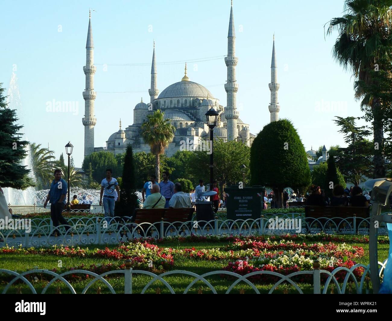 Mosque garden hi-res stock photography and images - Alamy