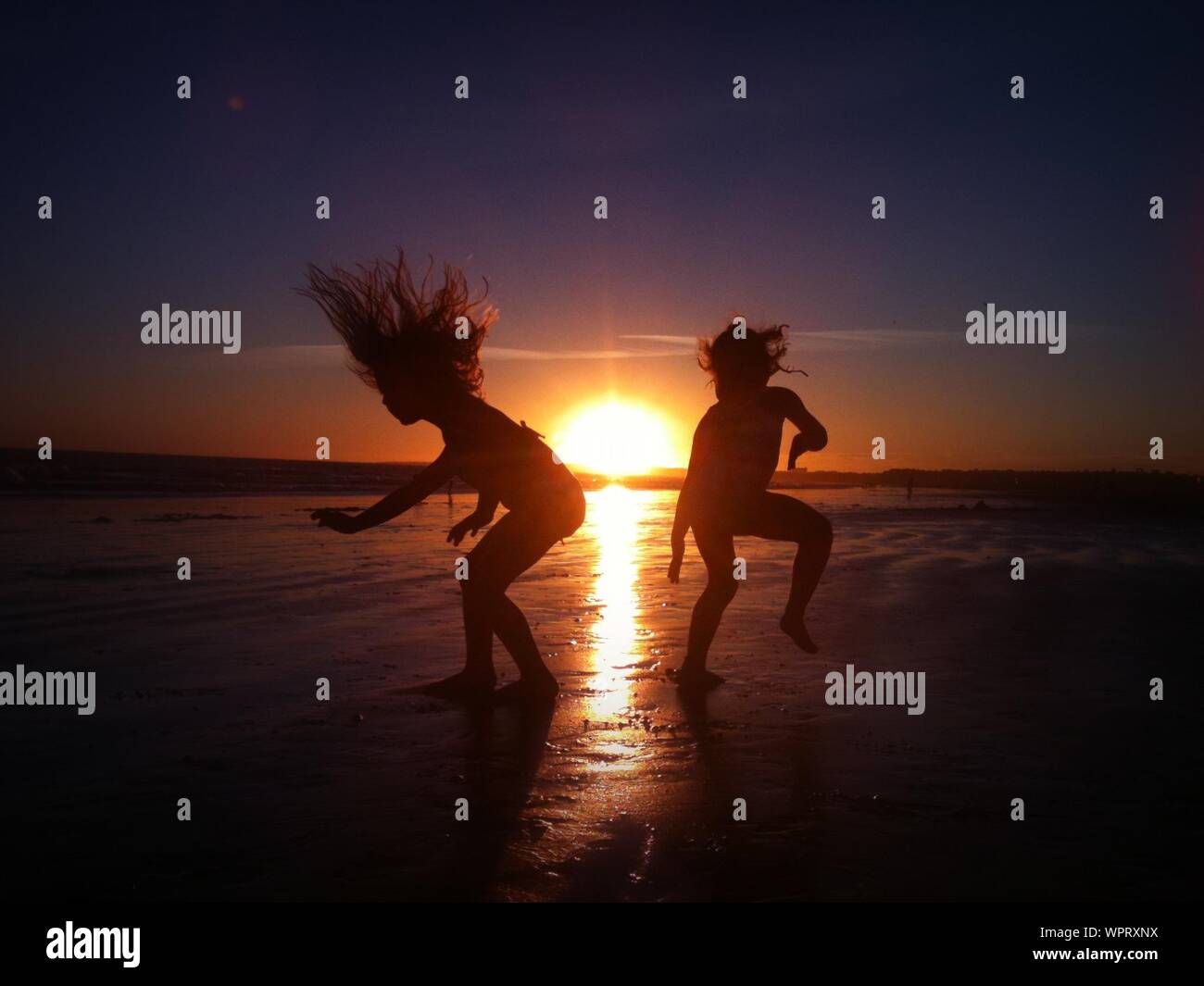 Two dancing girls hi-res stock photography and images - Alamy