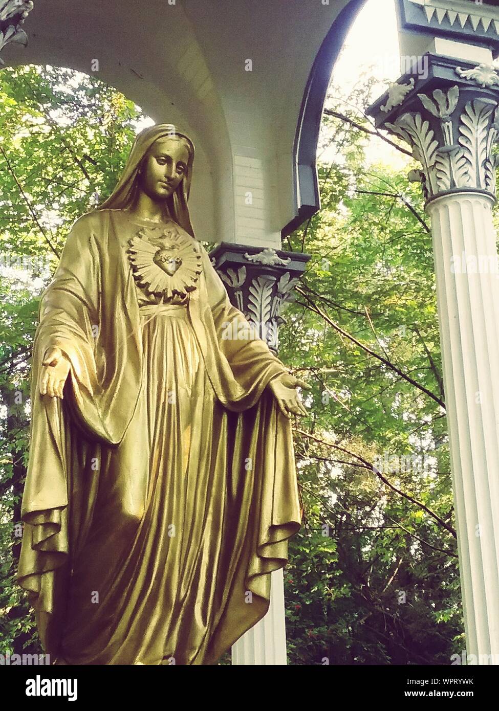 Golden virgin mary hi-res stock photography and images - Alamy