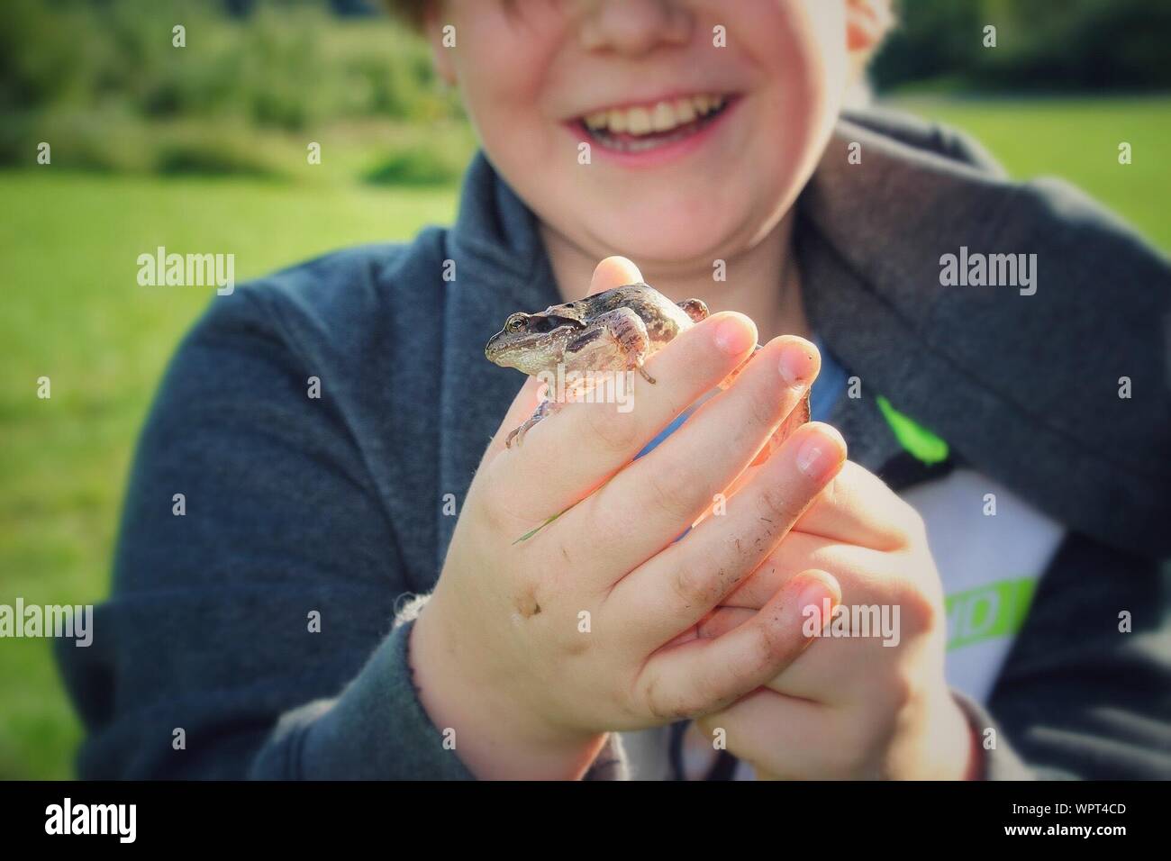 Boy with frog hi-res stock photography and images - Alamy