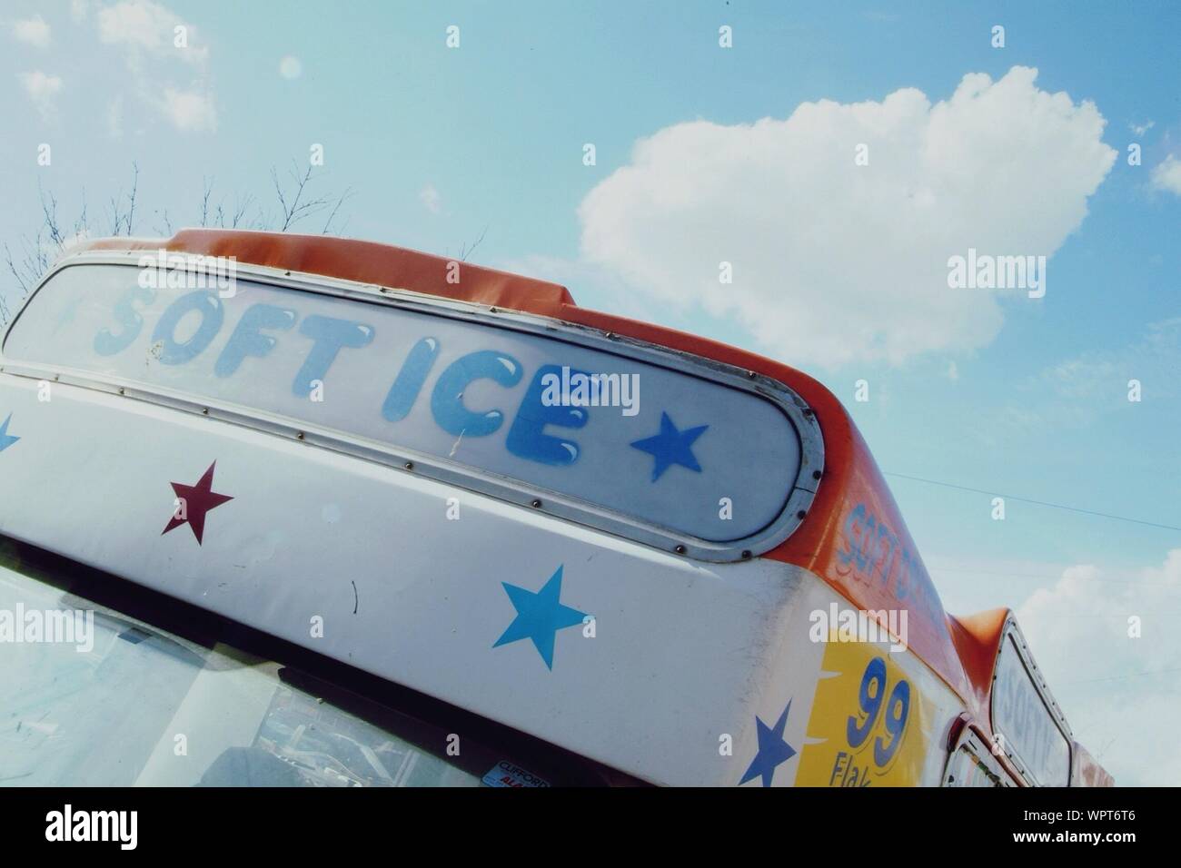 Cream bus hi-res stock photography and images - Alamy