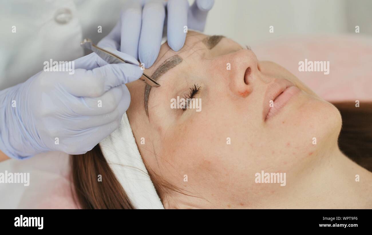 Correcting eyebrows hi-res stock photography and images - Alamy