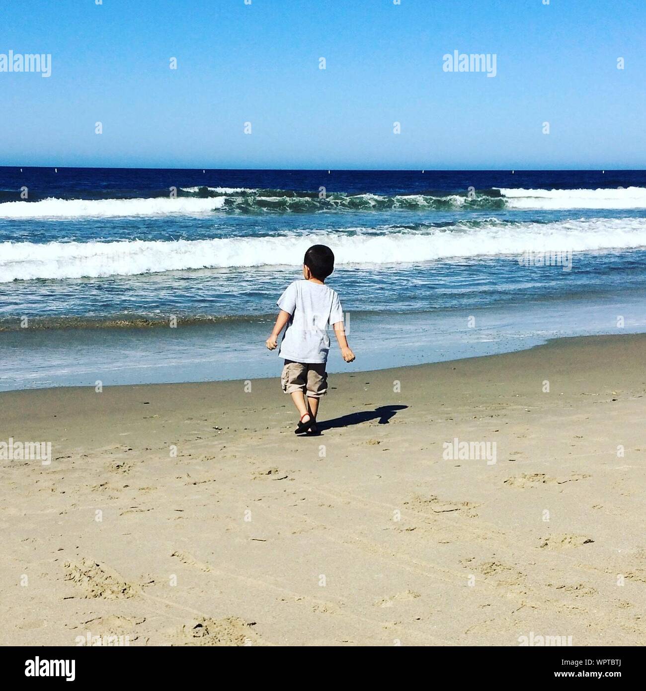 Walking the seashore hi-res stock photography and images - Alamy