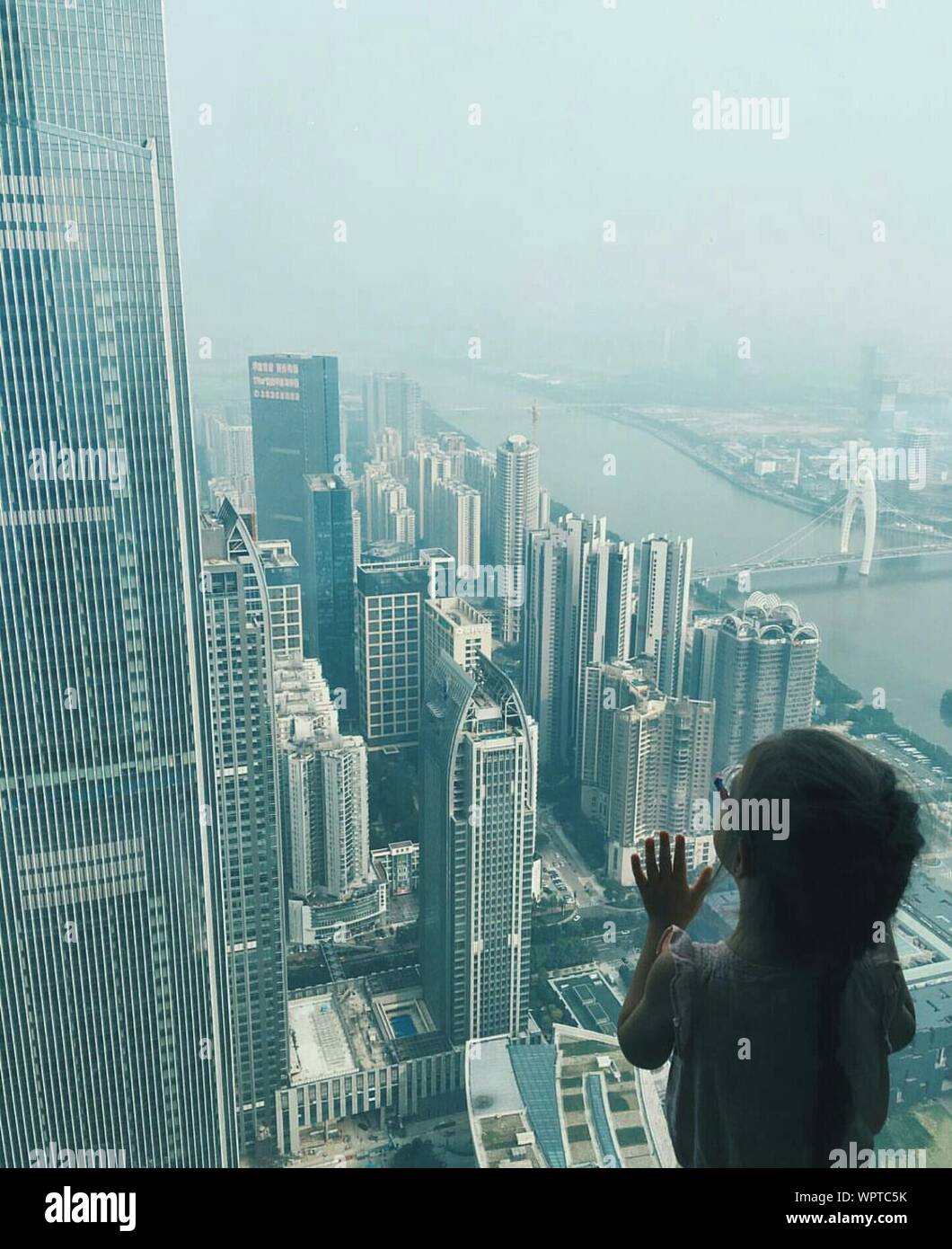 Girl looking at skyscraper hi-res stock photography and images - Alamy