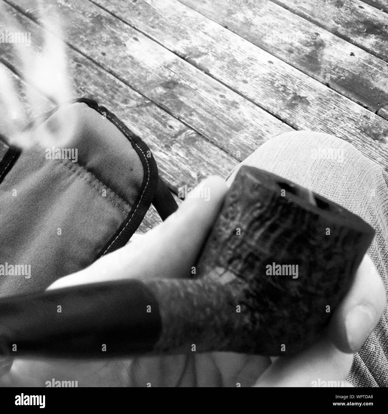 Smoking hand hi-res stock photography and images - Alamy