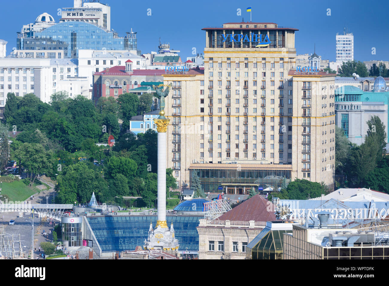 Kiev, Kyiv: square Maidan Nezalezhnosti with Independence Monument and ...