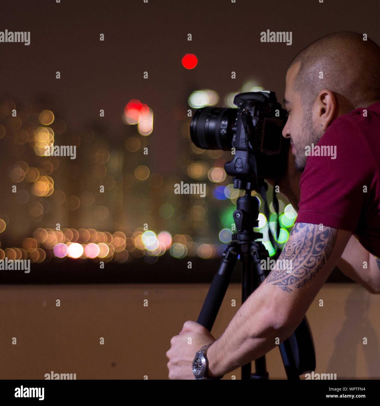 Night city photographer tripod hi-res stock photography and images - Alamy