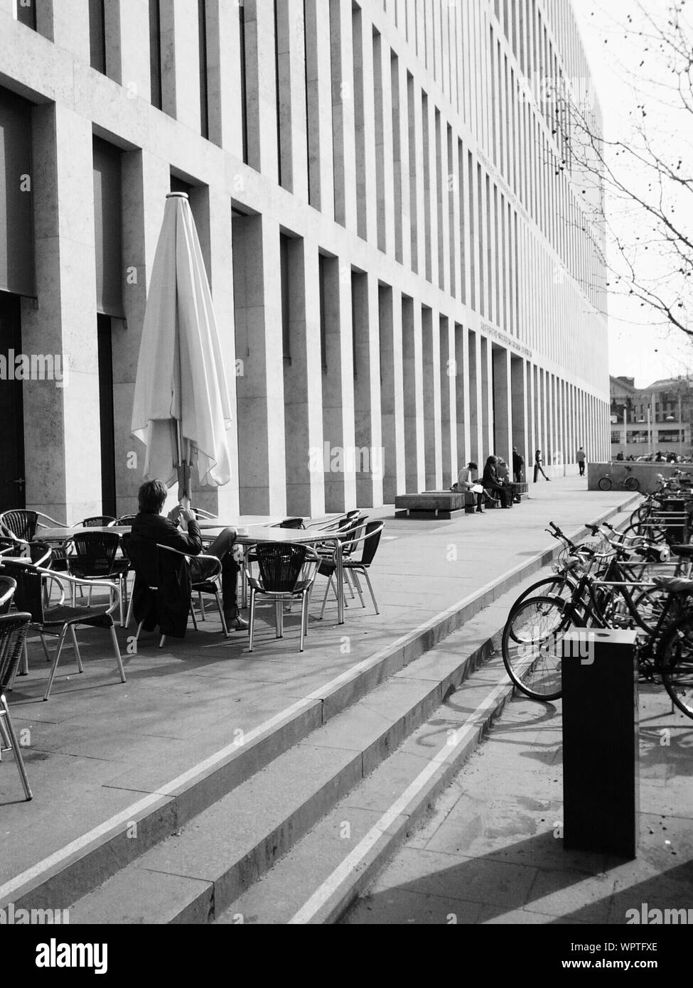 People sitting outside hi-res stock photography and images - Alamy