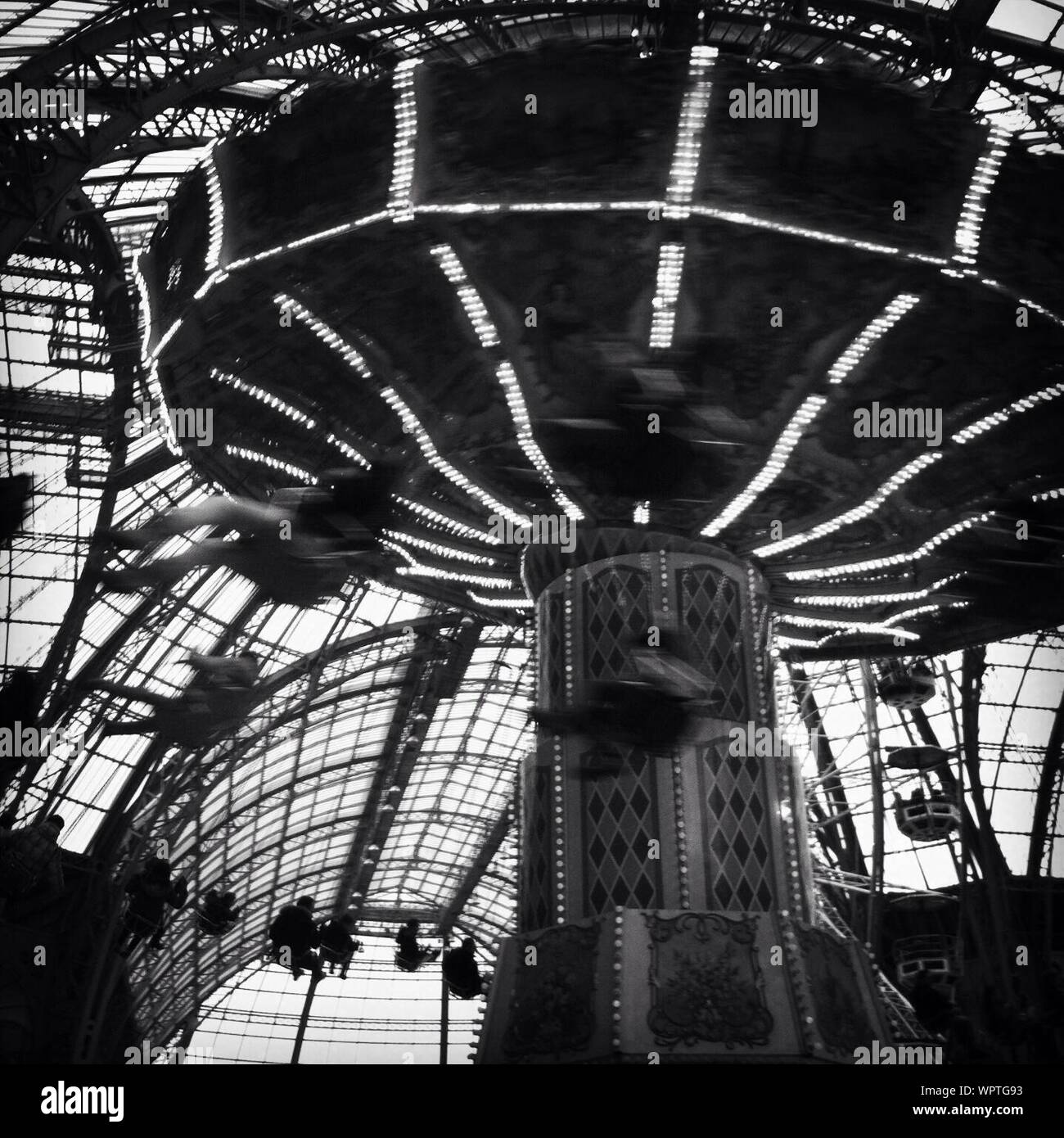 Chain fair swing ride hi-res stock photography and images - Alamy