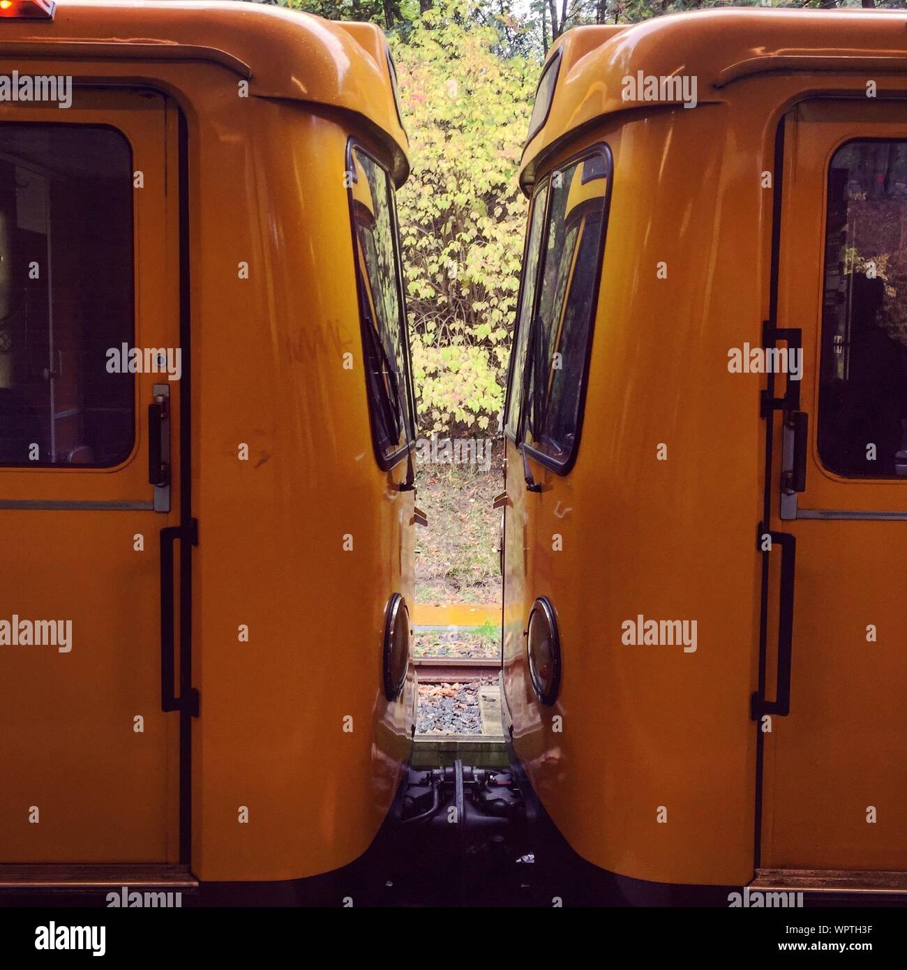 Yellow trains hi-res stock photography and images - Alamy