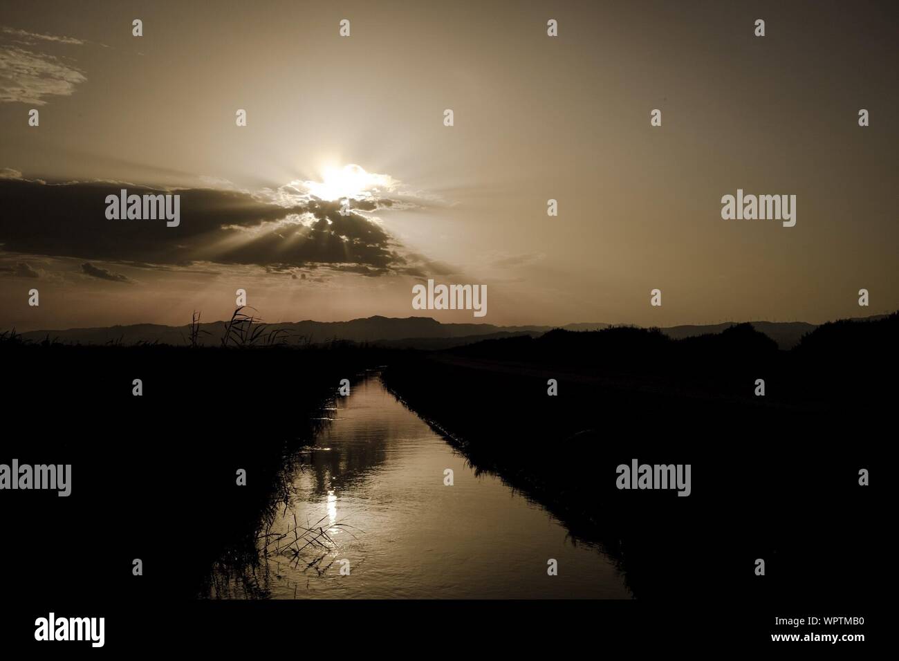 Sky water reflection calm hi-res stock photography and images - Alamy