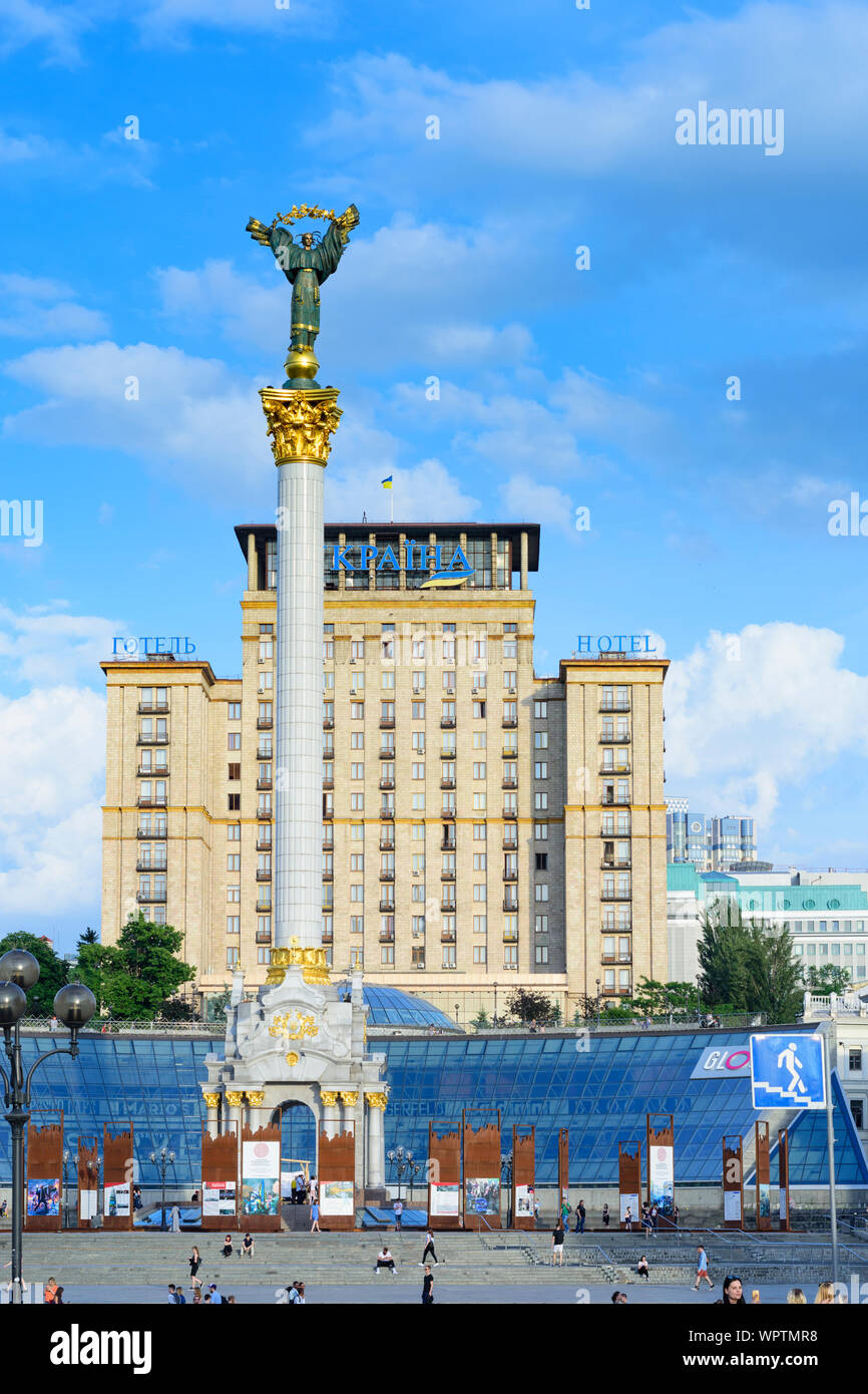 Kiev, Kyiv: Maidan Nezalezhnosti (Independence Square), Hlobus" ("Globe ...