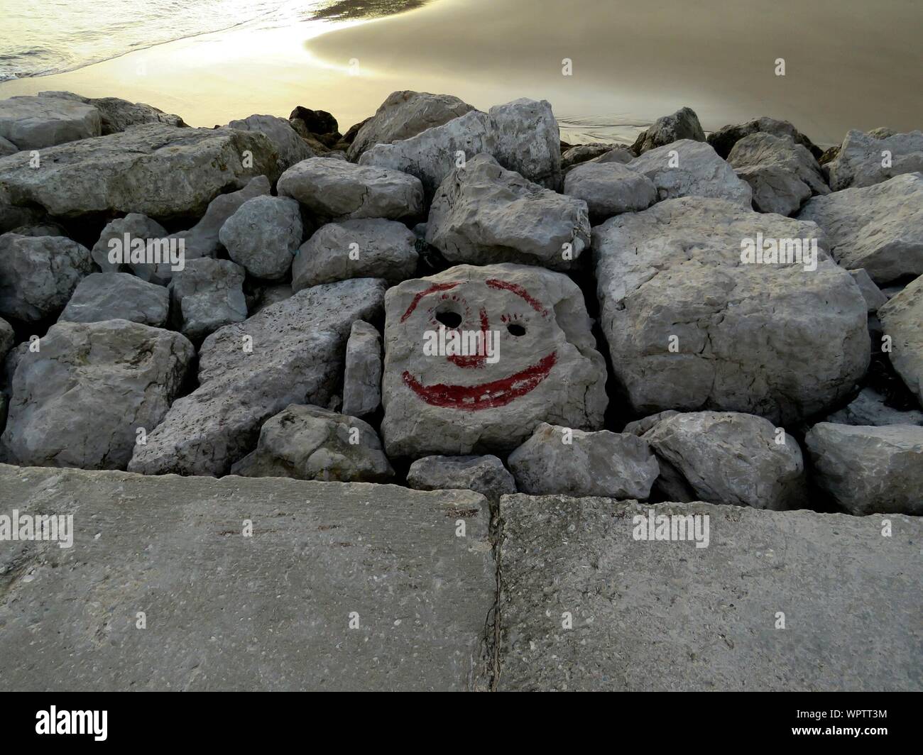 Smiley rock face hi-res stock photography and images - Alamy