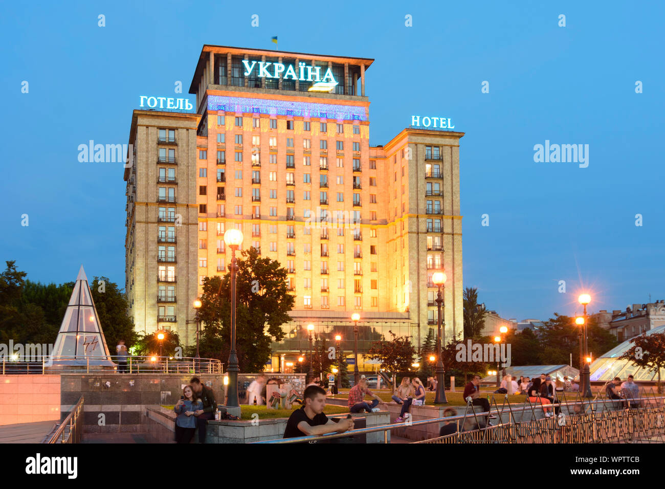 Kiev, Kyiv: hotel Ukraine at Maidan Nezalezhnosti (Independence Square ...