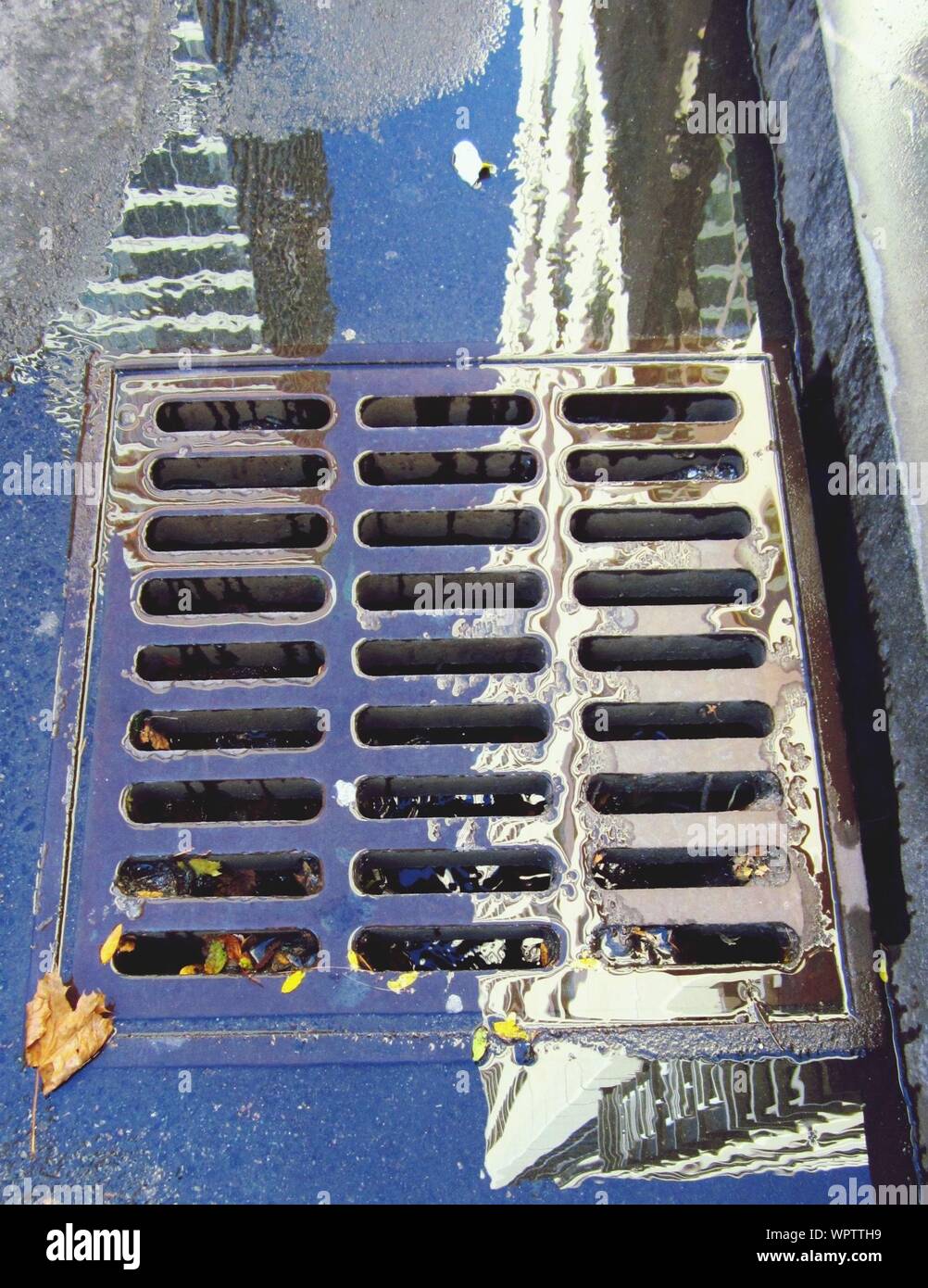 Sewer manhole lid hi-res stock photography and images - Alamy