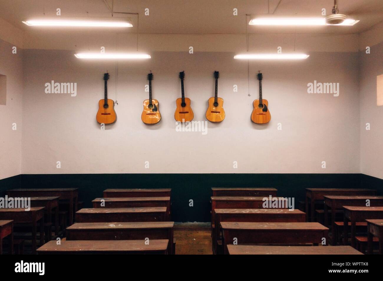 Row of guitars hi-res stock photography and images - Alamy