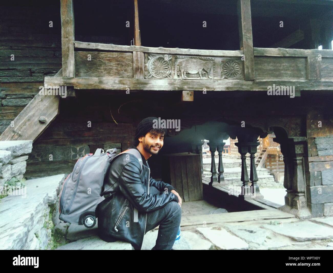 Old man sitting on the steps hi-res stock photography and images - Alamy