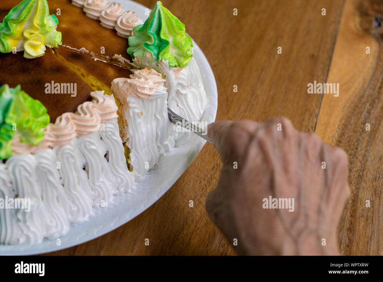 Child cutting cake hi-res stock photography and images - Alamy