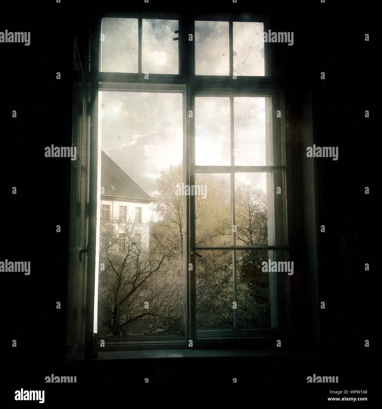 Open the window hi-res stock photography and images - Alamy