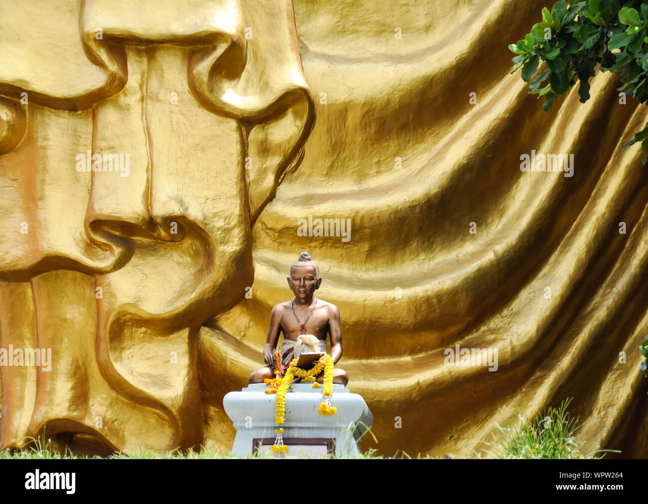 Gold statue flower hi-res stock photography and images - Alamy