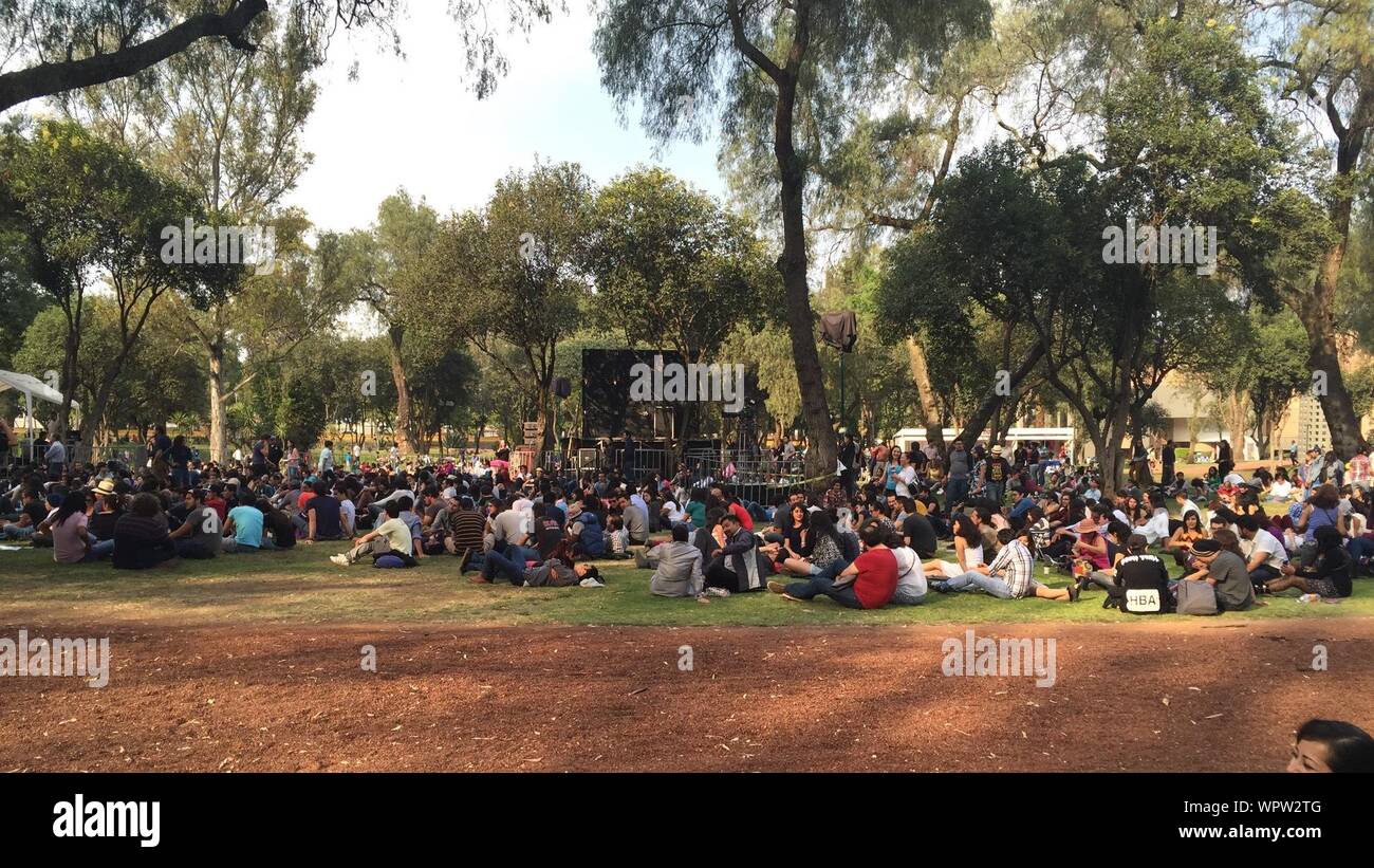 People park crowd hi-res stock photography and images - Alamy
