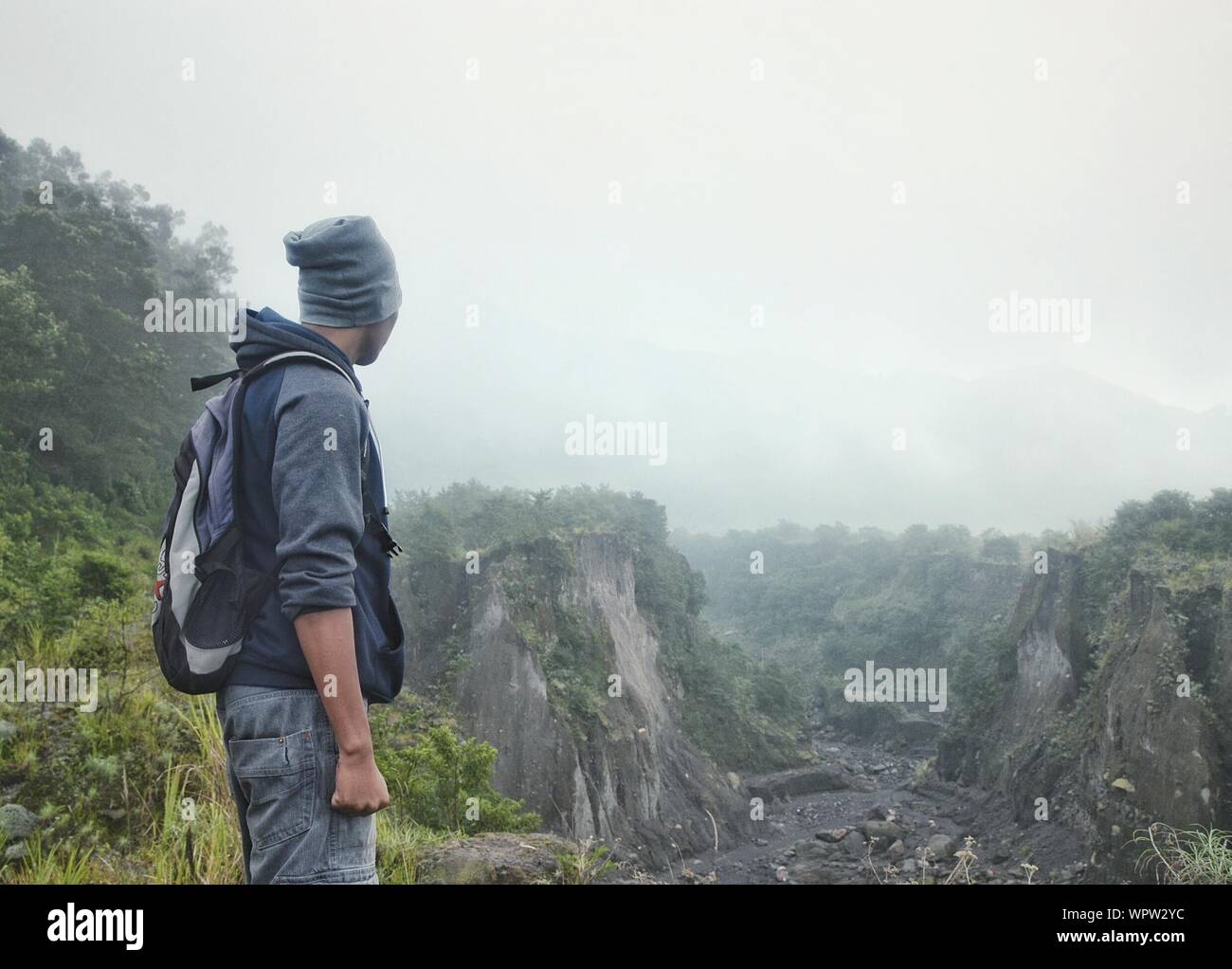 Person standing cliff foggy weather adventure hi-res stock photography and images - Alamy