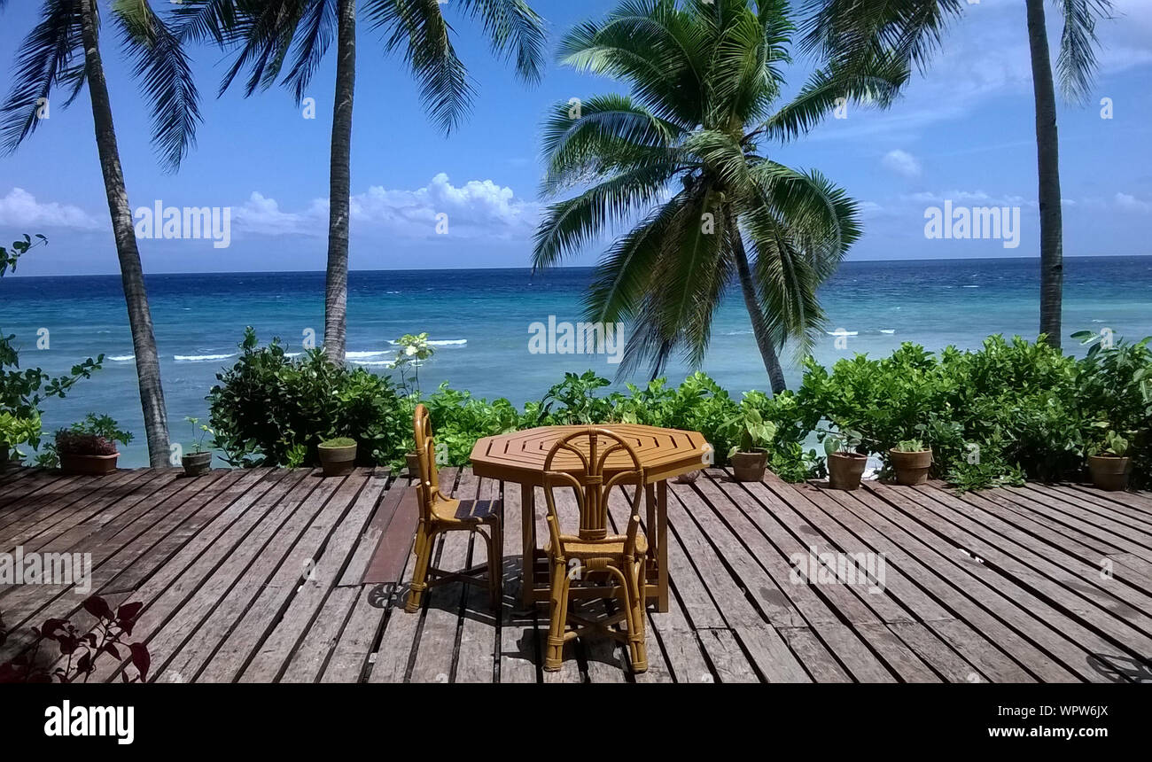 Tropical setting hi-res stock photography and images - Alamy
