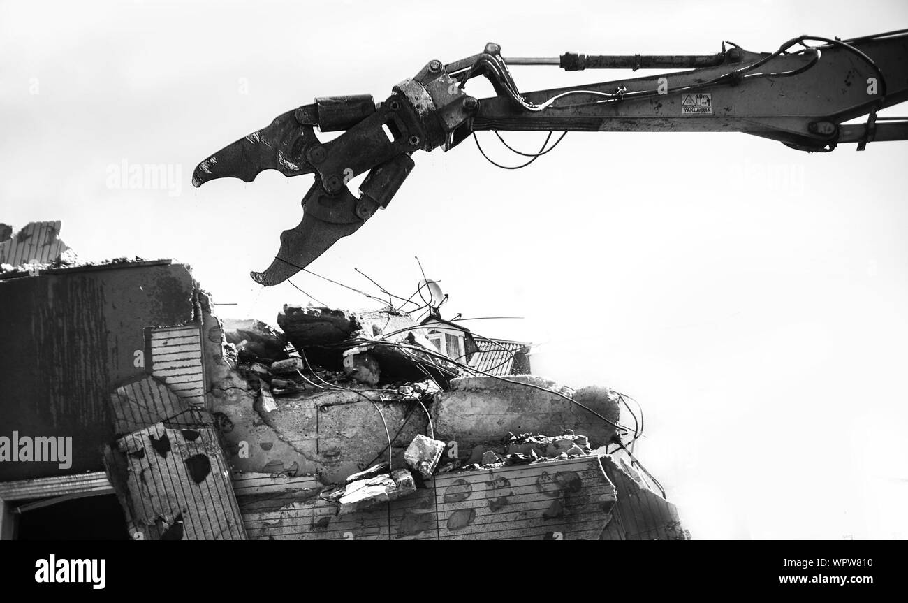 Broken crane hi-res stock photography and images - Alamy