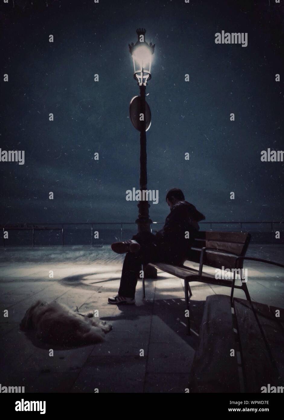 Park bench night hi-res stock photography and images - Alamy