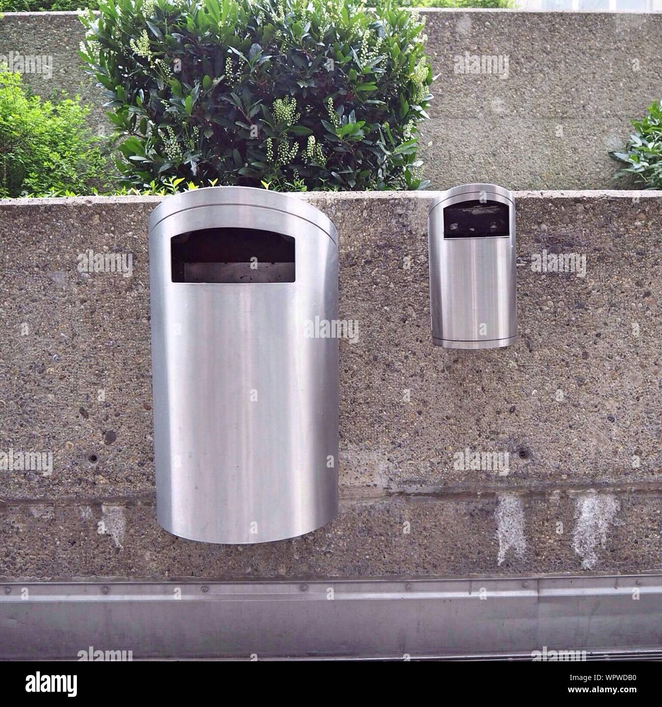 Dust bins hi-res stock photography and images - Alamy