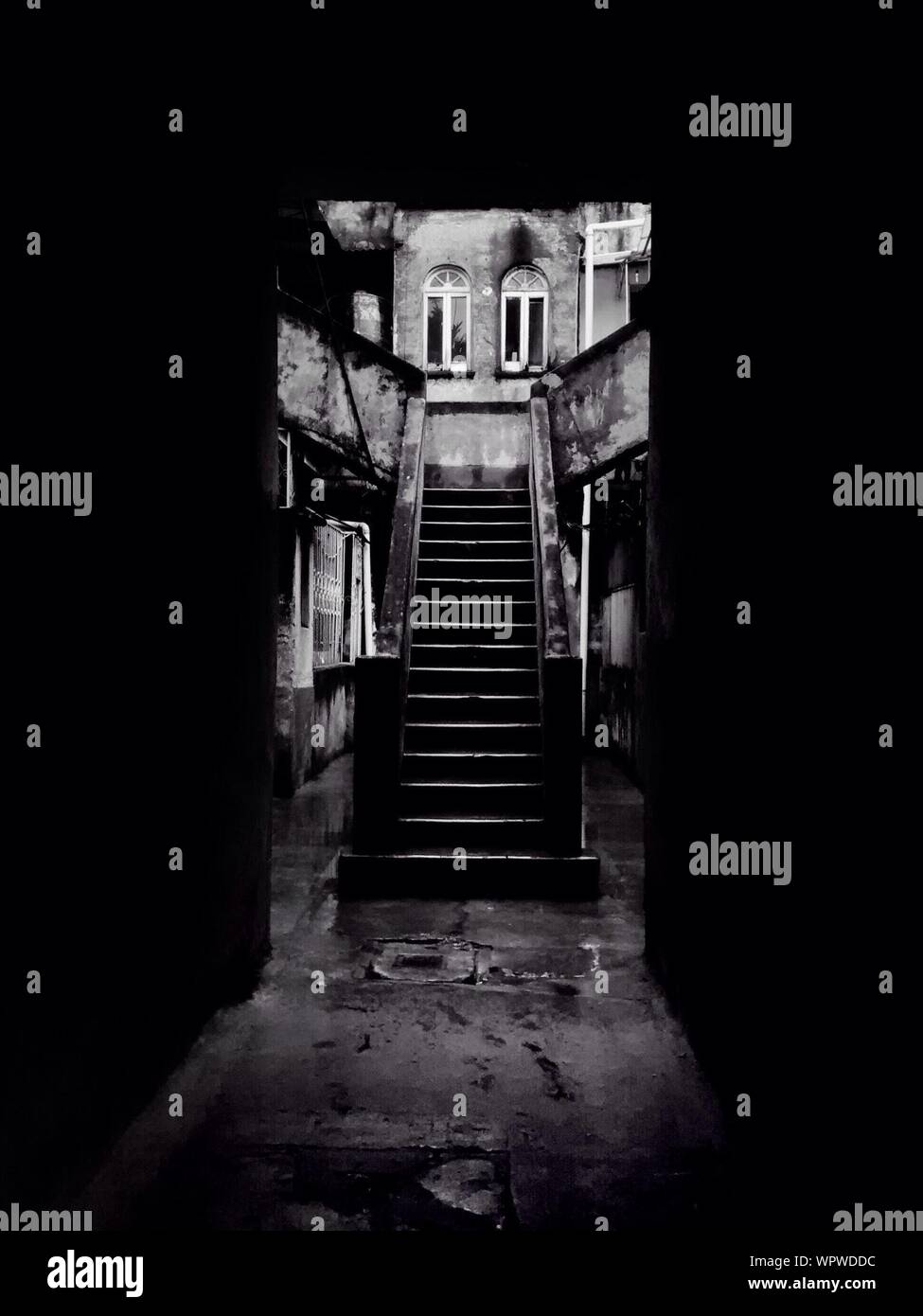 Courtyard steps hi-res stock photography and images - Alamy