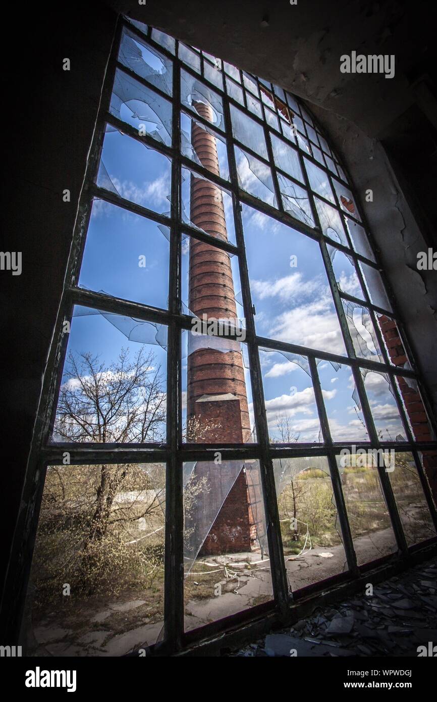 Day exterior broken glass hi-res stock photography and images - Alamy