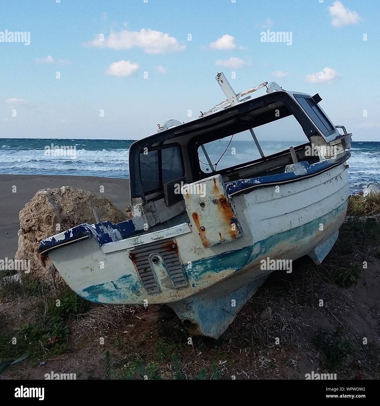 Run down boats hi-res stock photography and images - Alamy