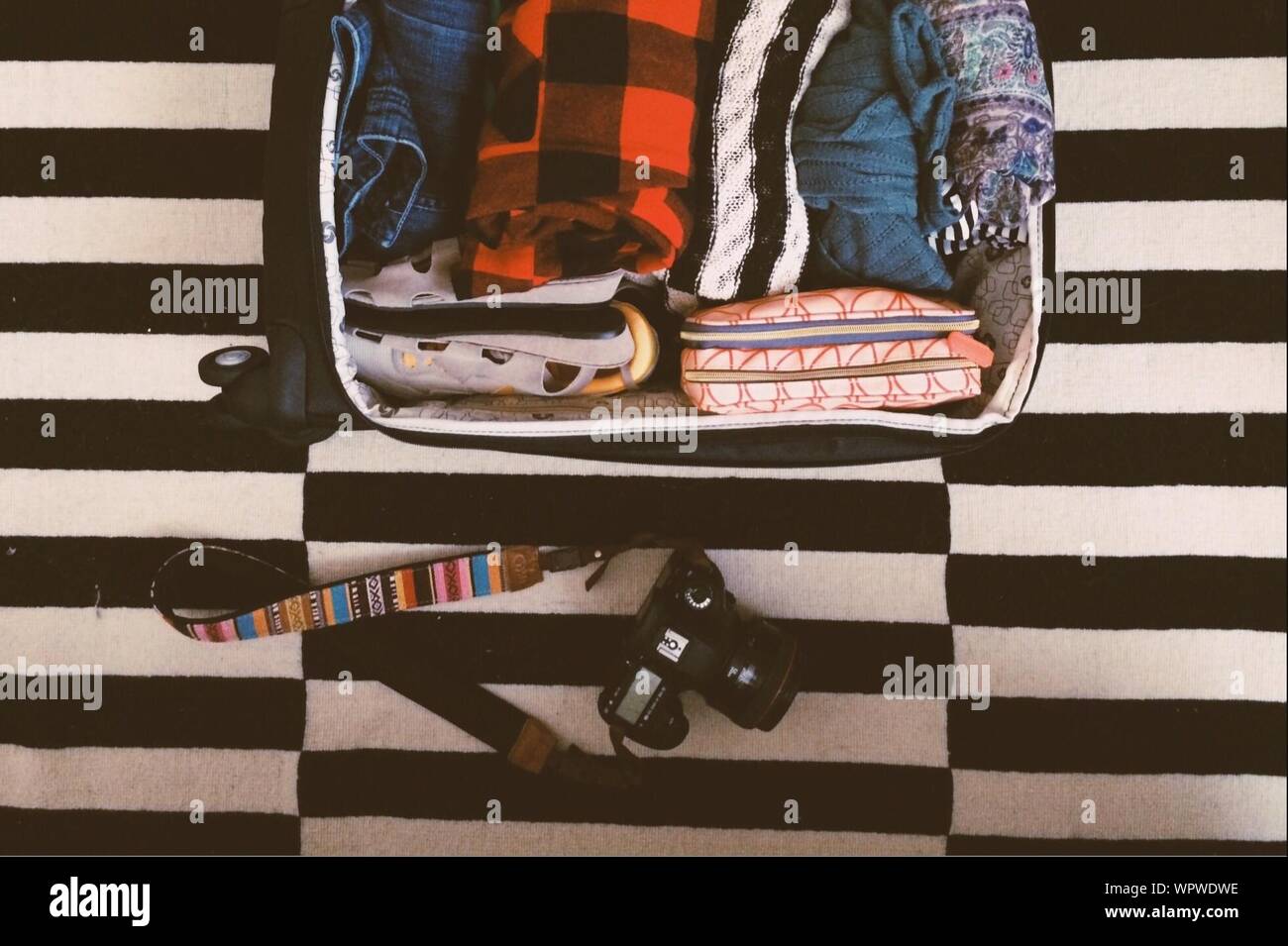 Open suitcase hi-res stock photography and images - Alamy