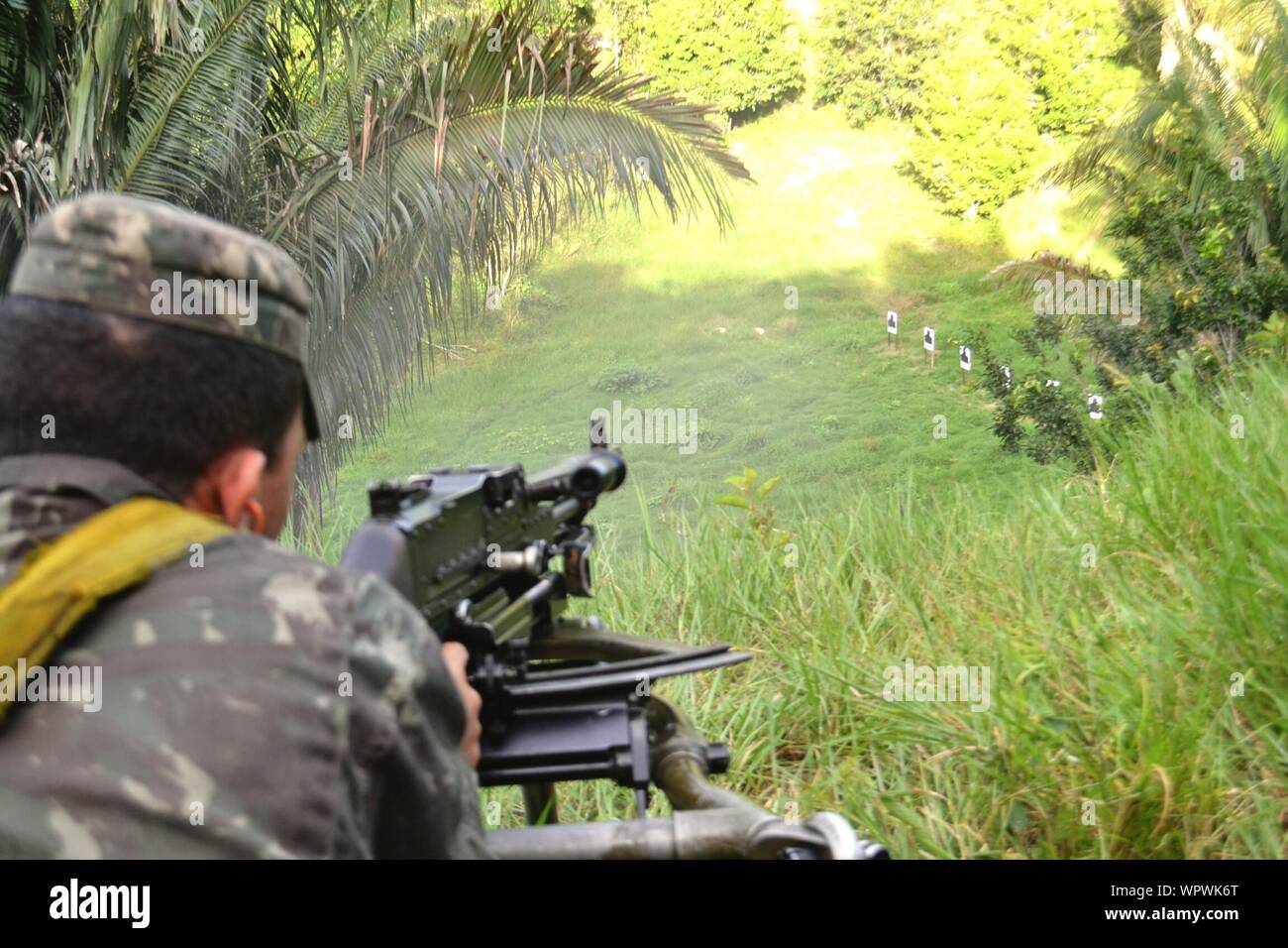 Soldier camouflage grass weapon hi-res stock photography and images - Alamy