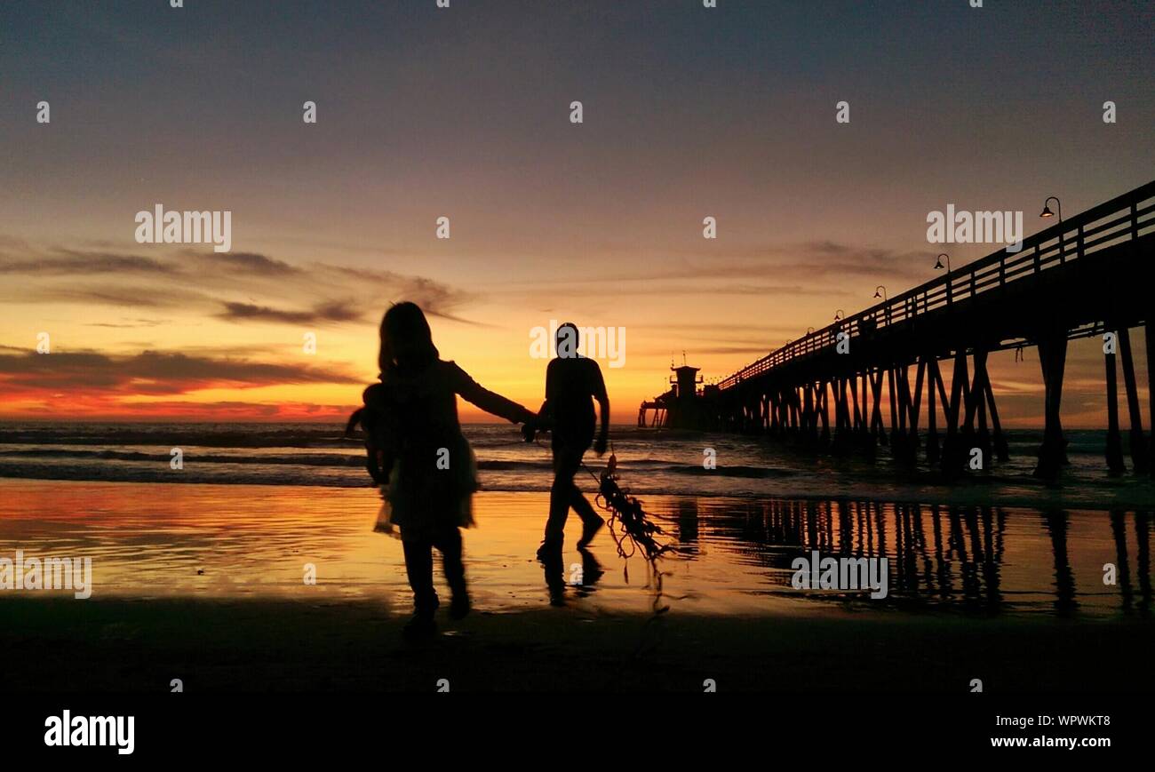 Family on beach silhouette hi-res stock photography and images - Alamy