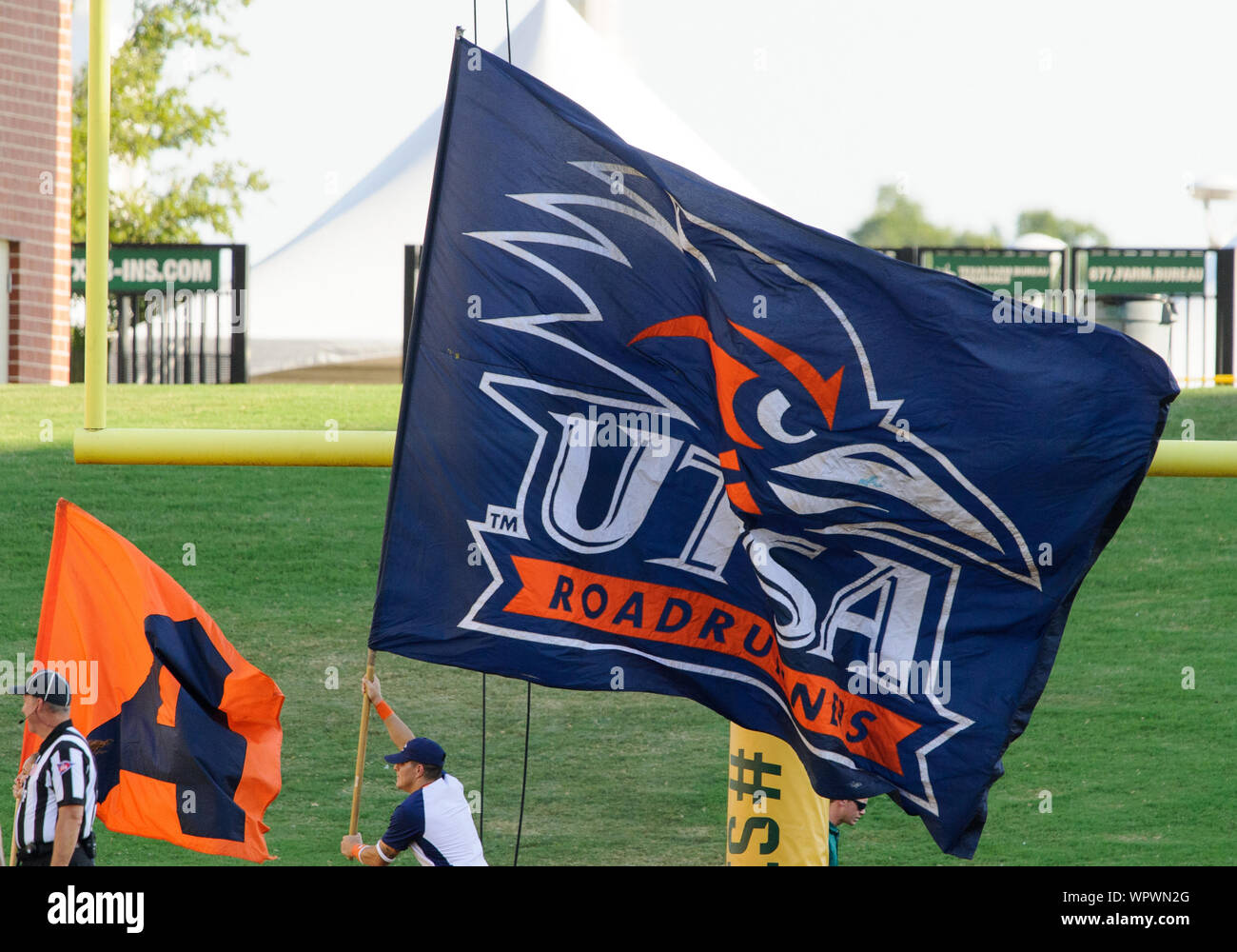 Waco, Texas, USA. 7th Sep, 2019. UTSA Roadrunners cheerleaders carries ...